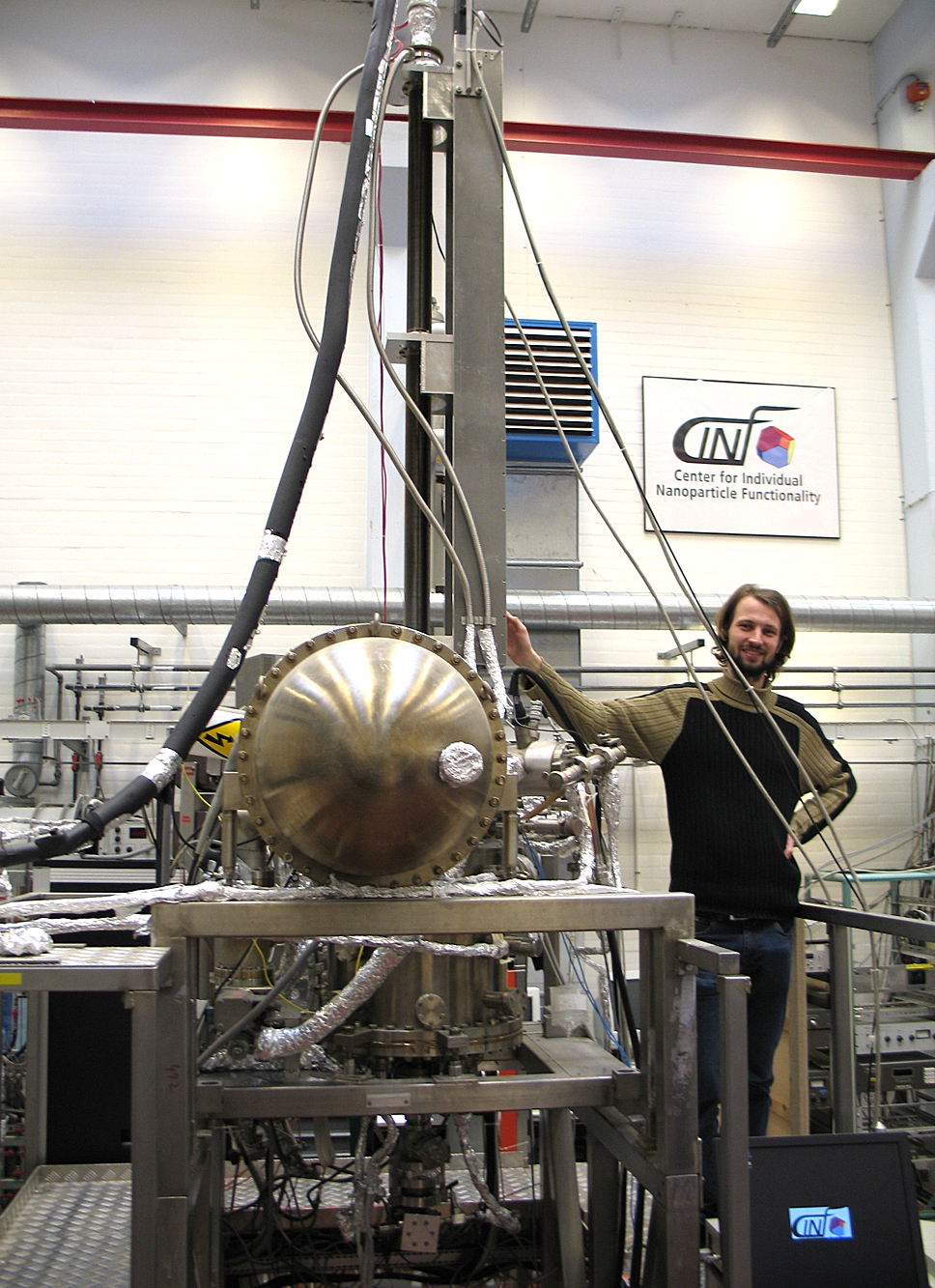 UHV chamber with a high pressure cell and PMIRAS facility